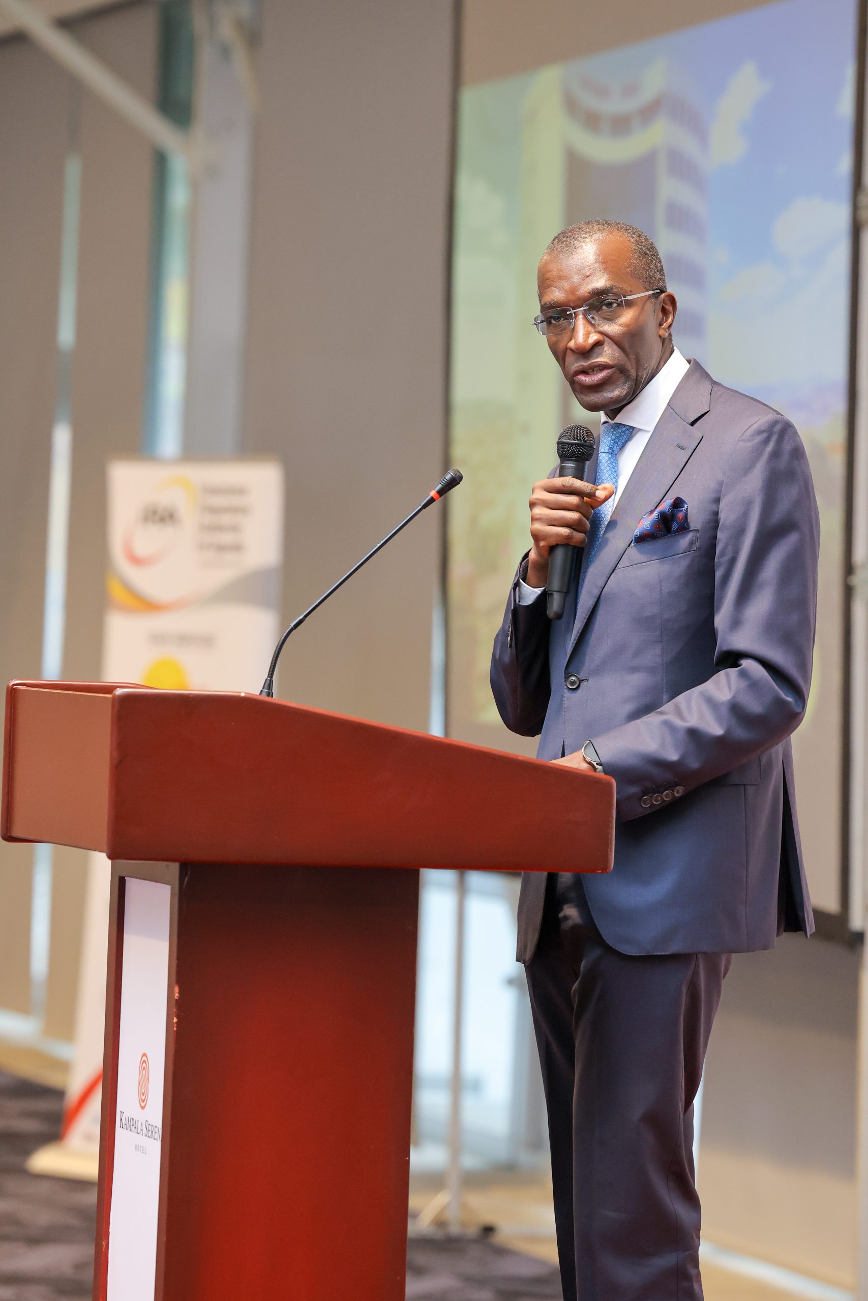 INSURANCE INDUSTRY MULL INTRODUCTION OF SHARED DATA BASE TO CURB FRAUD ...